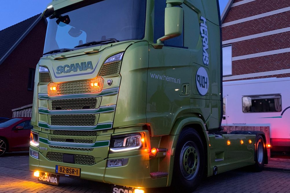 Herms BV – Kraanverhuur Afvalinzameling Grondwerk Sloopwerk Transport Zand & grind