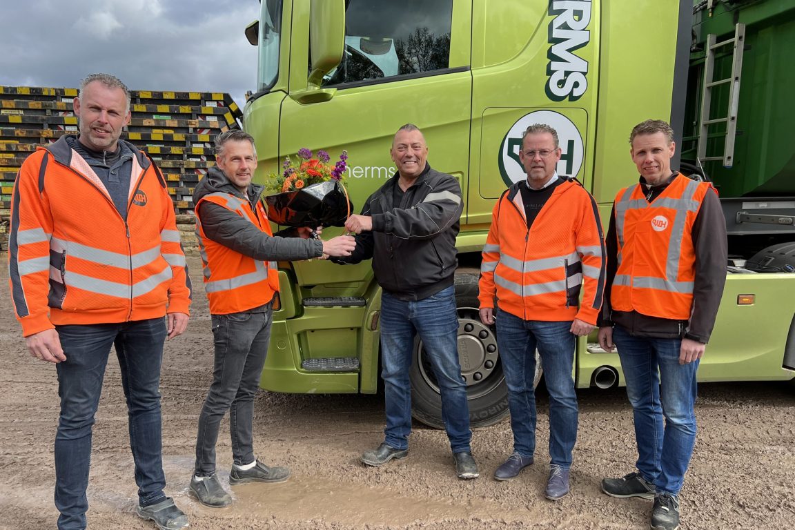 Herms BV – Kraanverhuur Afvalinzameling Grondwerk Sloopwerk Transport Zand & grind