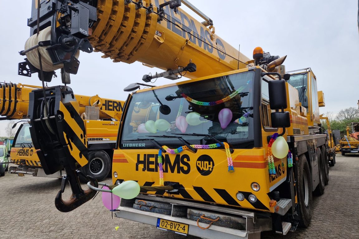 Herms BV – Kraanverhuur Afvalinzameling Grondwerk Sloopwerk Transport Zand & grind